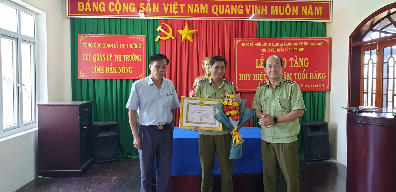 Cục QLTT Đắk Nông trao tặng Huy hiệu 30 năm tuổi Đảng - Trang thông tin điện tử Cục Quản lý và ...