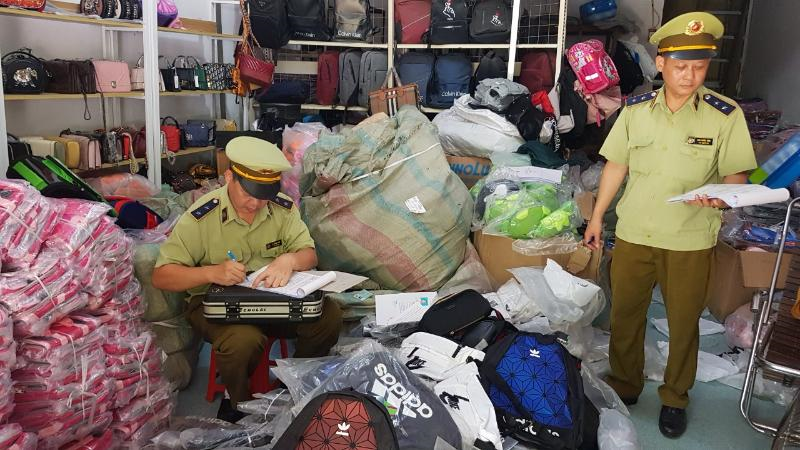 Văn Lãng phát hiện gần 130 chiếc túi giả mạo nhãn hiệu NiKe, Adidas và ...