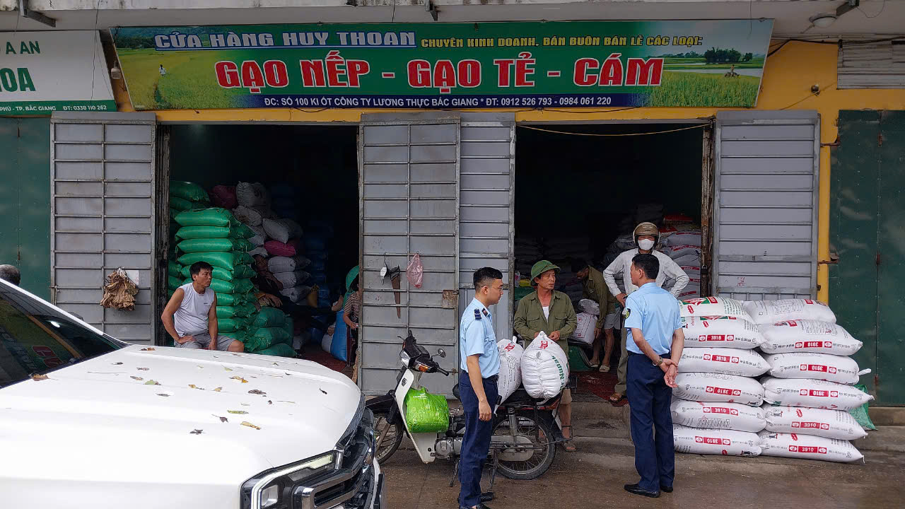 Cục QLTT tỉnh Bắc Giang khảo sát, nắm tình hình thị trường trước hậu quả của cơn bão số 3 gây ra ...
