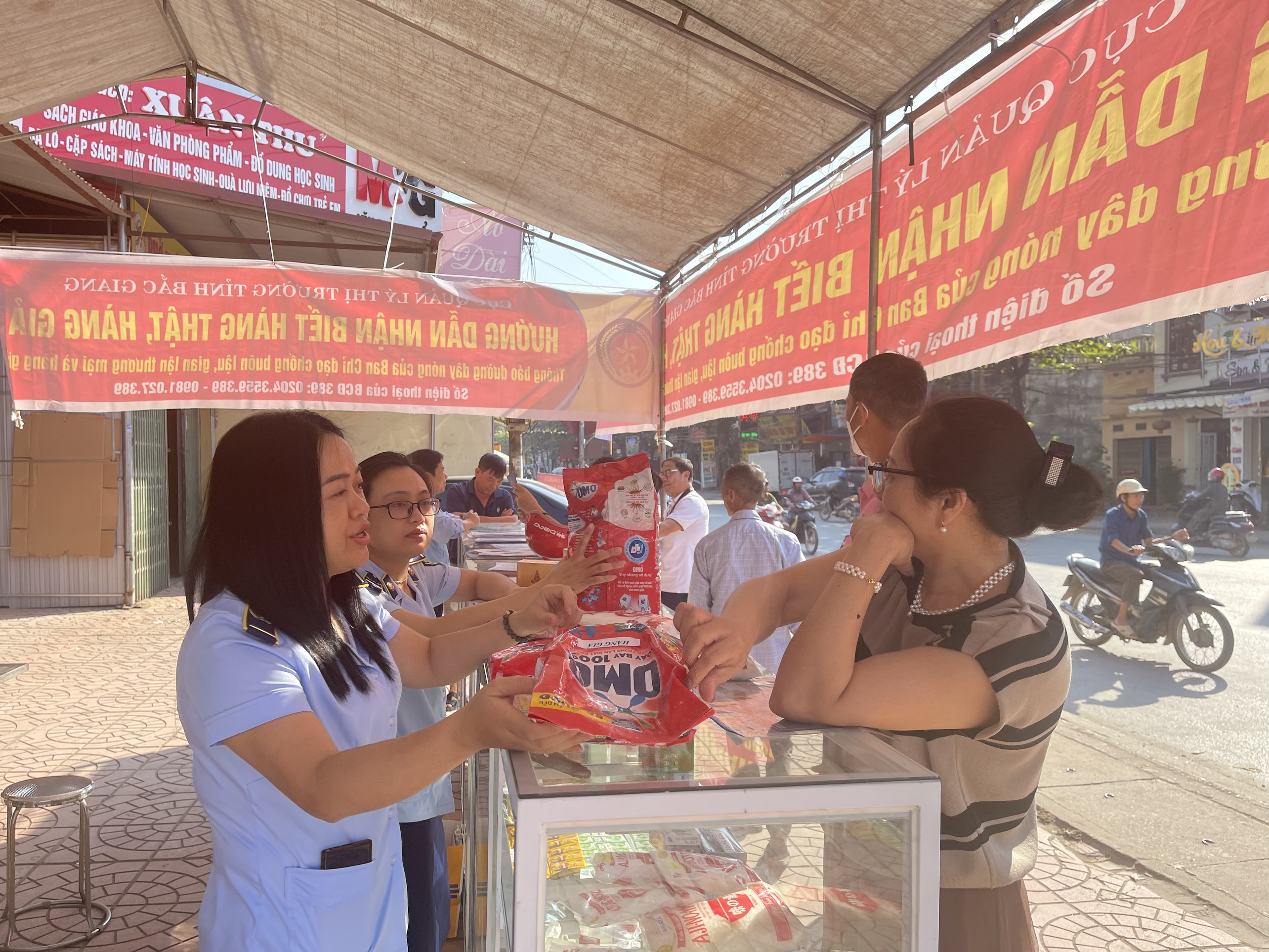 Cục QLTT tỉnh Bắc Giang hoàn thành kế hoạch tổ chức tuyên truyền nhận diện hàng thật, hàng giả ...