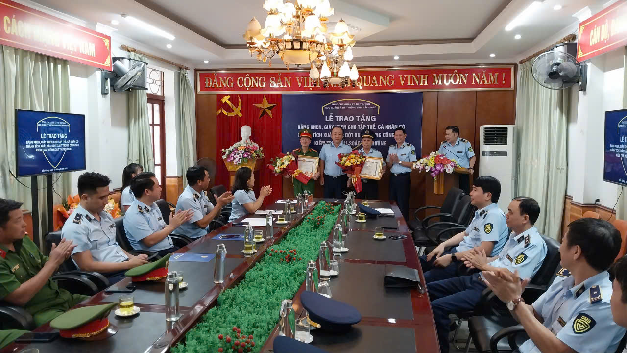 Cục QLTT tỉnh Bắc Giang tổ chức trao tặng Bằng khen, Giấy khen đột xuất - Trang thông tin điện ...
