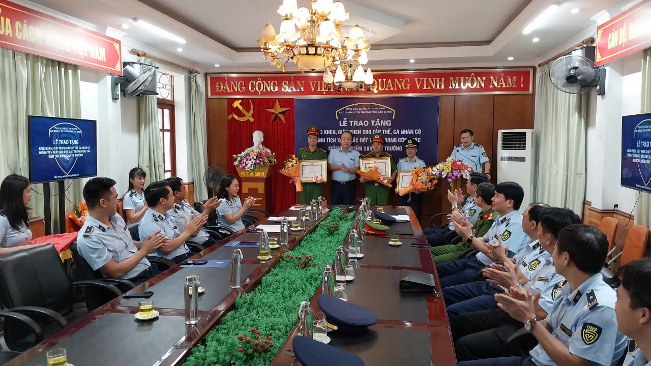 Cục QLTT tỉnh Bắc Giang tổ chức trao tặng Bằng khen, Giấy khen đột xuất - Trang thông tin điện ...