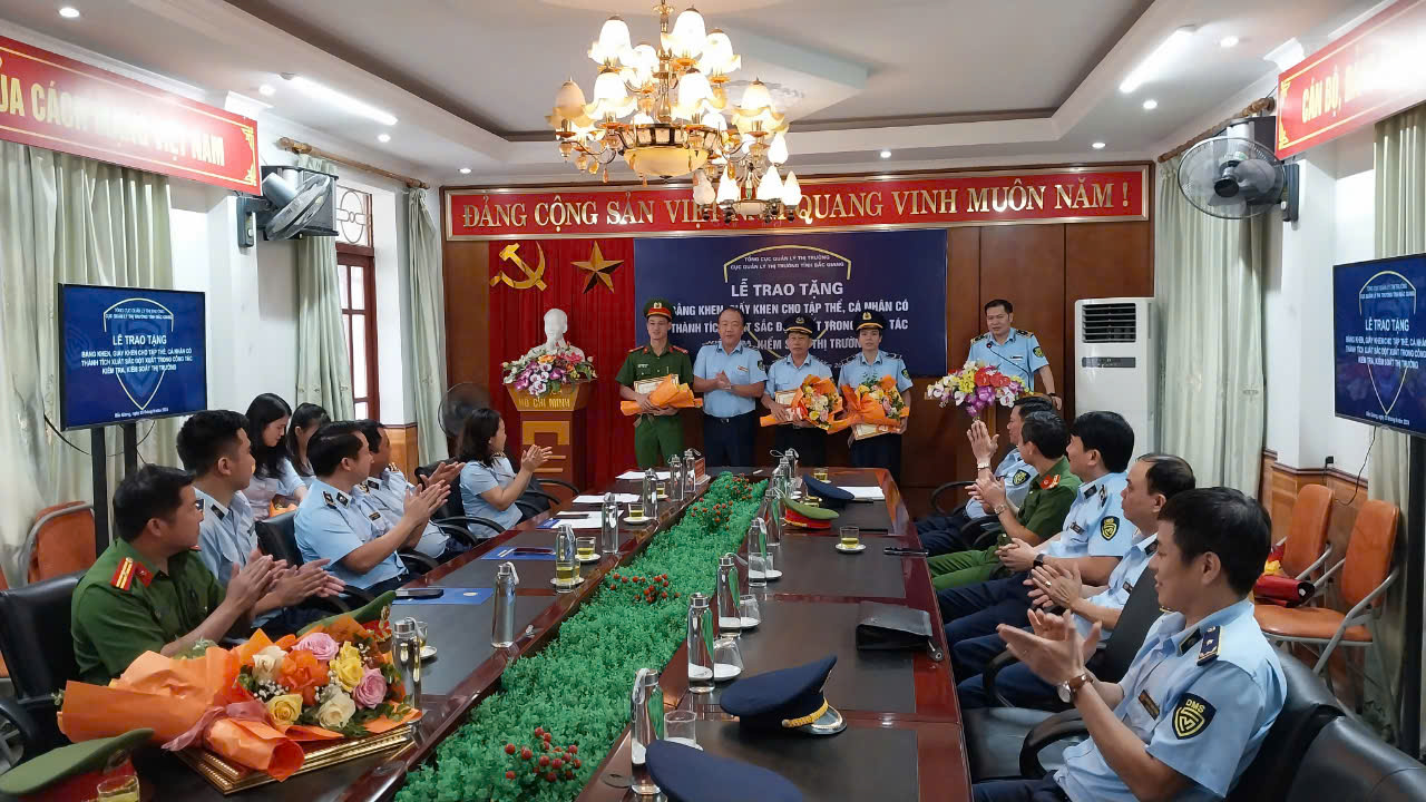 Cục QLTT tỉnh Bắc Giang tổ chức trao tặng Bằng khen, Giấy khen đột xuất - Trang thông tin điện ...