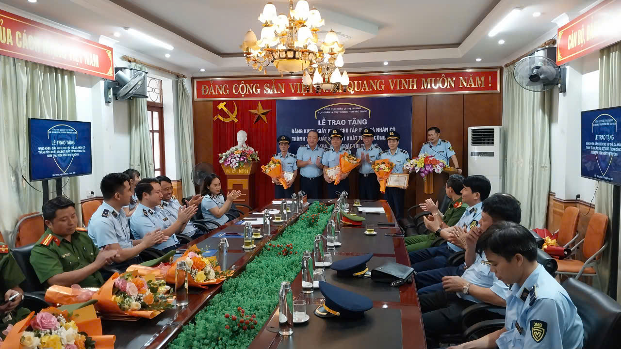 Cục QLTT tỉnh Bắc Giang tổ chức trao tặng Bằng khen, Giấy khen đột xuất - Trang thông tin điện ...