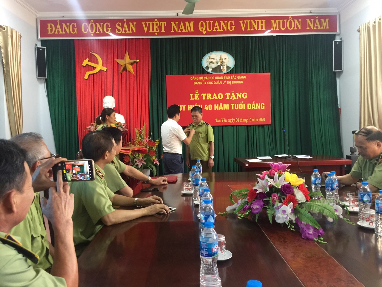 Đảng ủy Cục QLTT Bắc Giang tổ chức lễ trao tặng Huy hiệu 40 năm tuổi Đảng - Trang thông tin điện ...