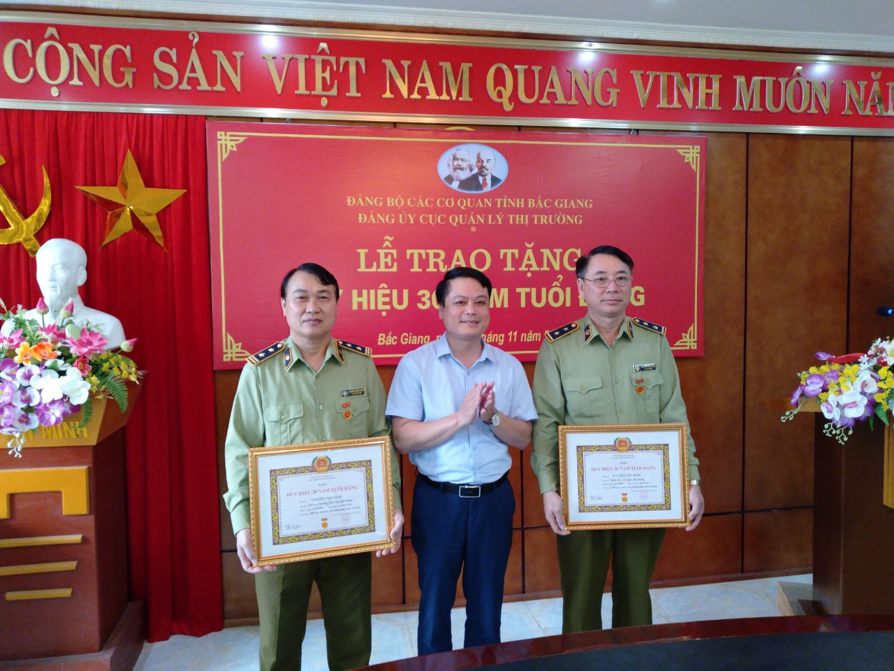 Đảng ủy Cục QLTT Bắc Giang tổ chức lễ trao tặng Huy hiệu 30 năm tuổi Đảng - Trang thông tin điện ...