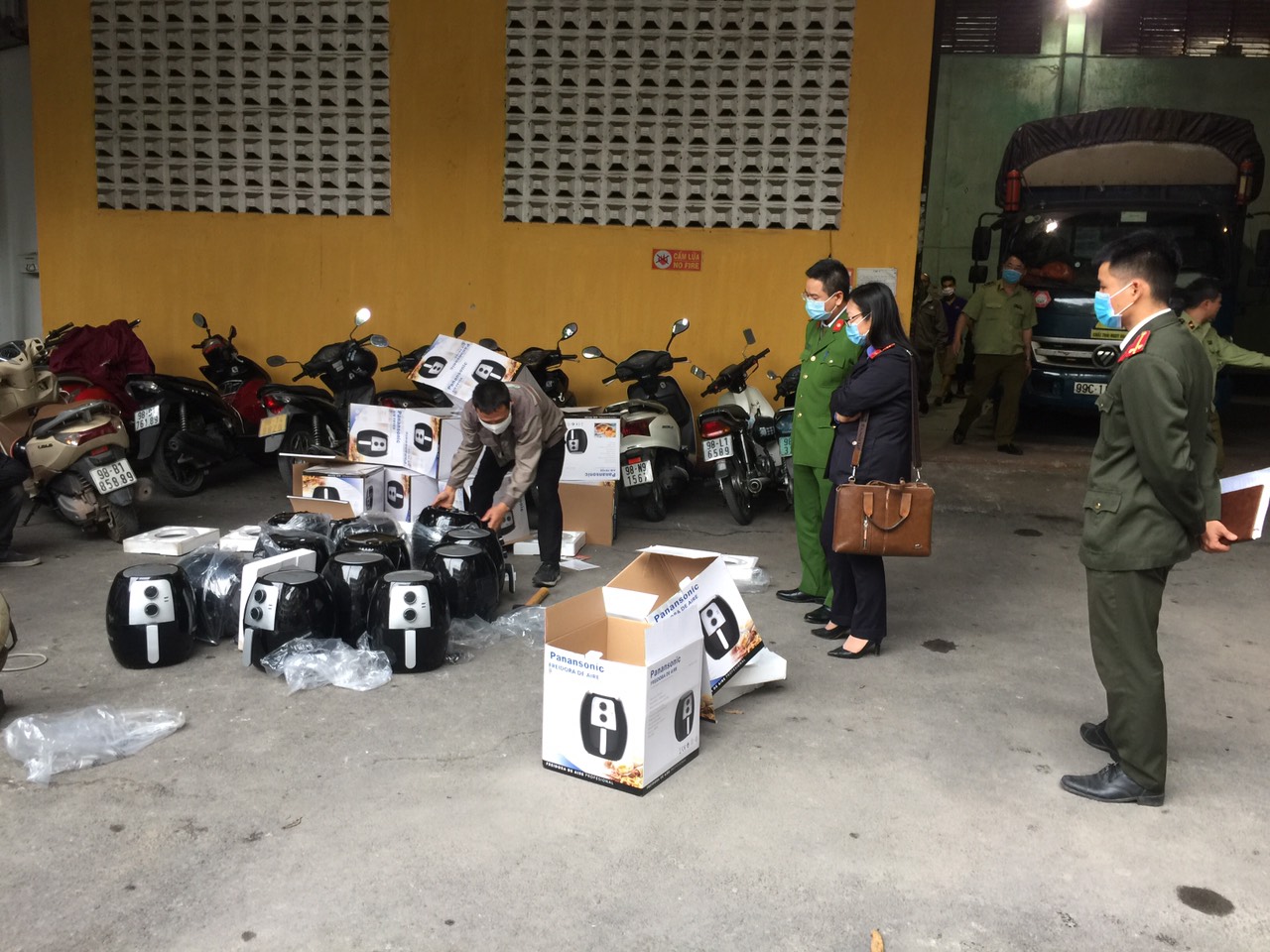 Cục QLTT Bắc Giang: Tổ chức tiêu hủy tang vật vi phạm hành chính bị tịch thu trị giá gần 500 ...