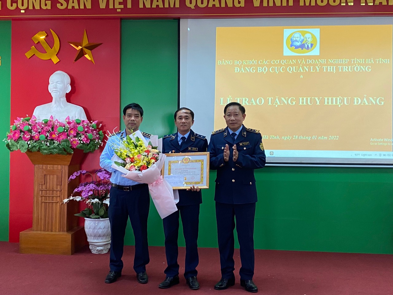 Đảng bộ Cục QLTT Hà Tĩnh tổ chức lễ trao Huy hiệu 30 năm tuổi Đảng - Trang thông tin điện tử Cục ...